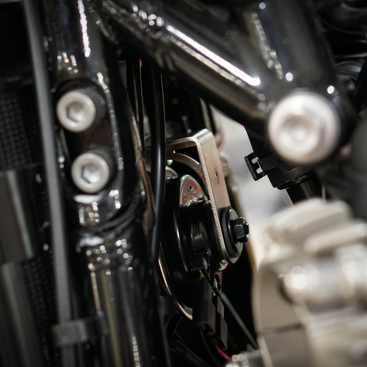 Brogue Custom Horn Relocation Bracket - Triumph Bobber - Speedmaster 2 ...